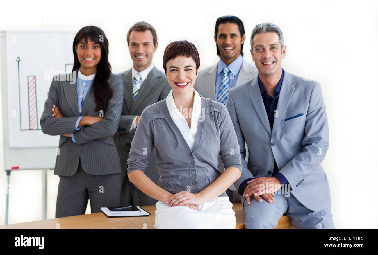 Un groupe multi ethnique de personnes autour d'une table Banque de ...