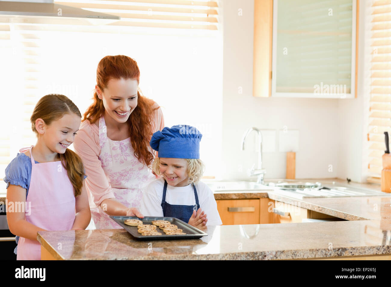 Présentation de la mère à ses enfants cookies fini Photo Stock - Alamy