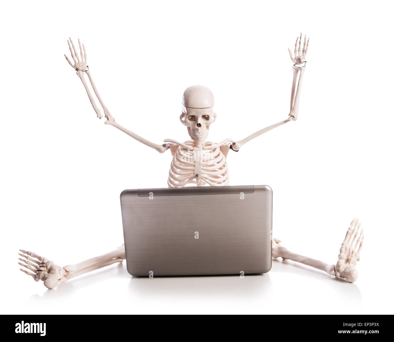 Skeleton sitting computer Banque d'images détourées - Alamy