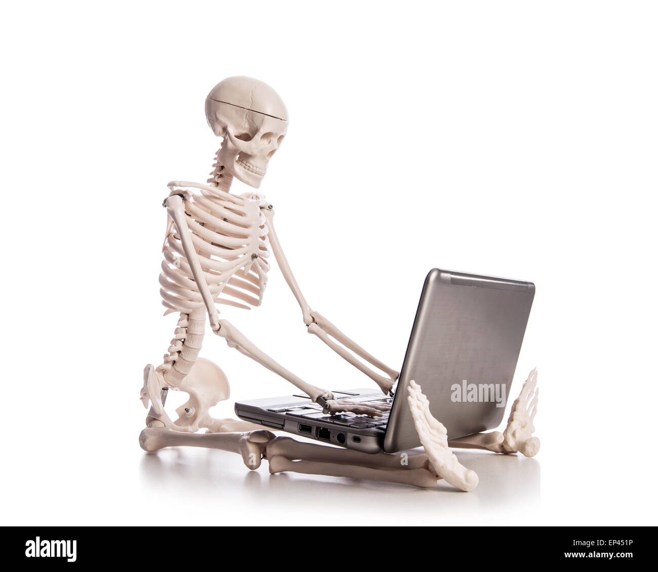 Skeleton sitting computer Banque d'images détourées - Alamy