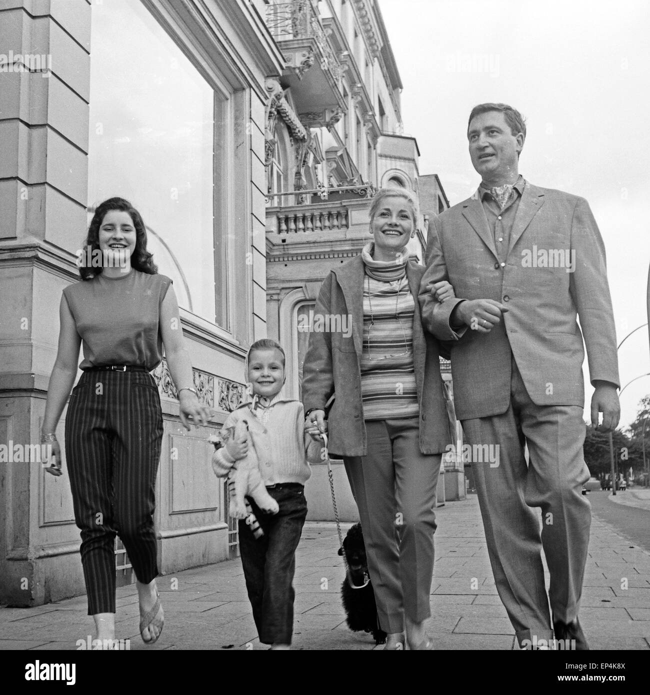 Deutsche Schauspielerin Gisela Uhlen mit ihren Töchtern Susanne und ...