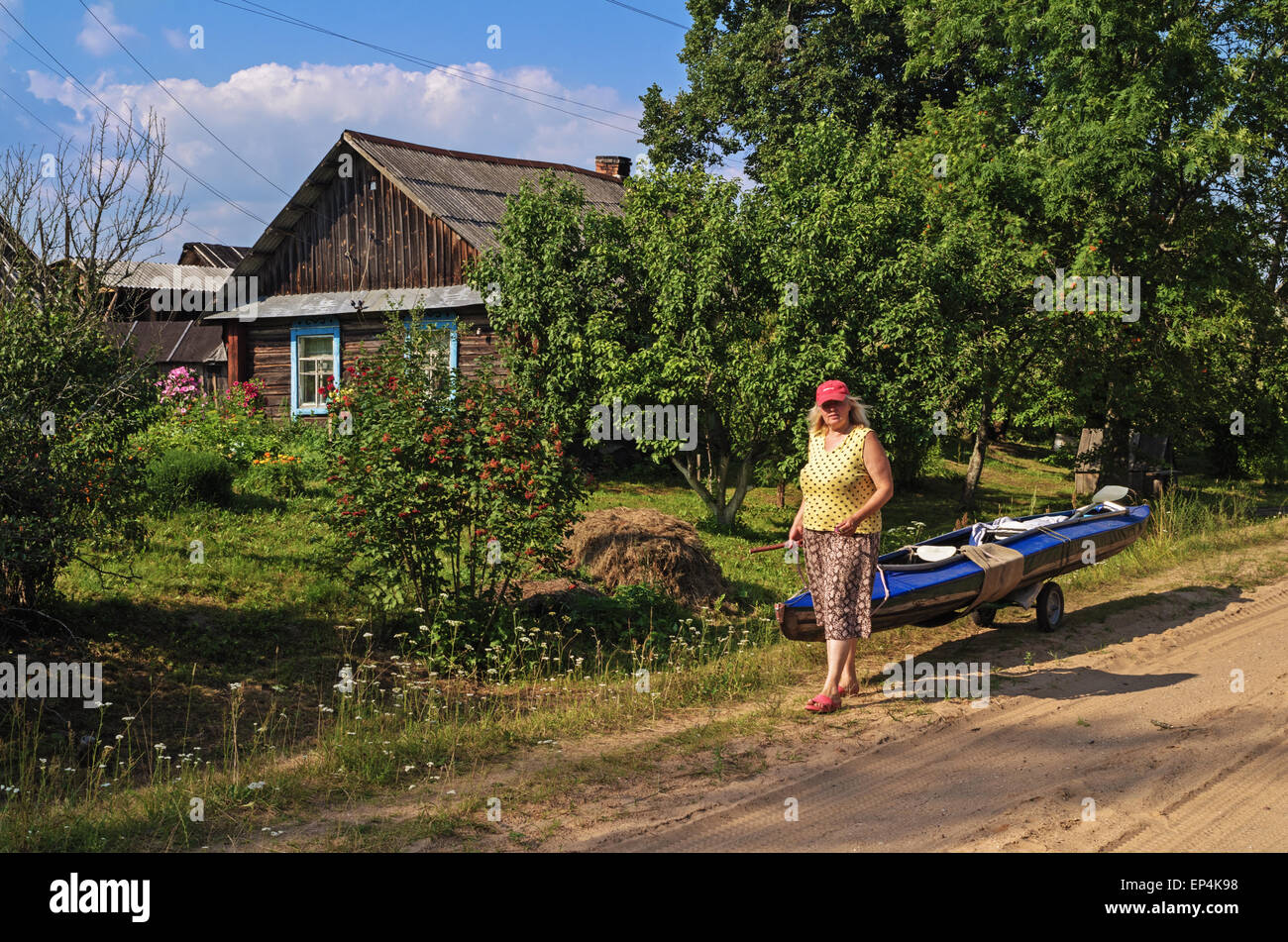 Transport de canots sur le chariot sur la route du lac Photo Stock - Alamy