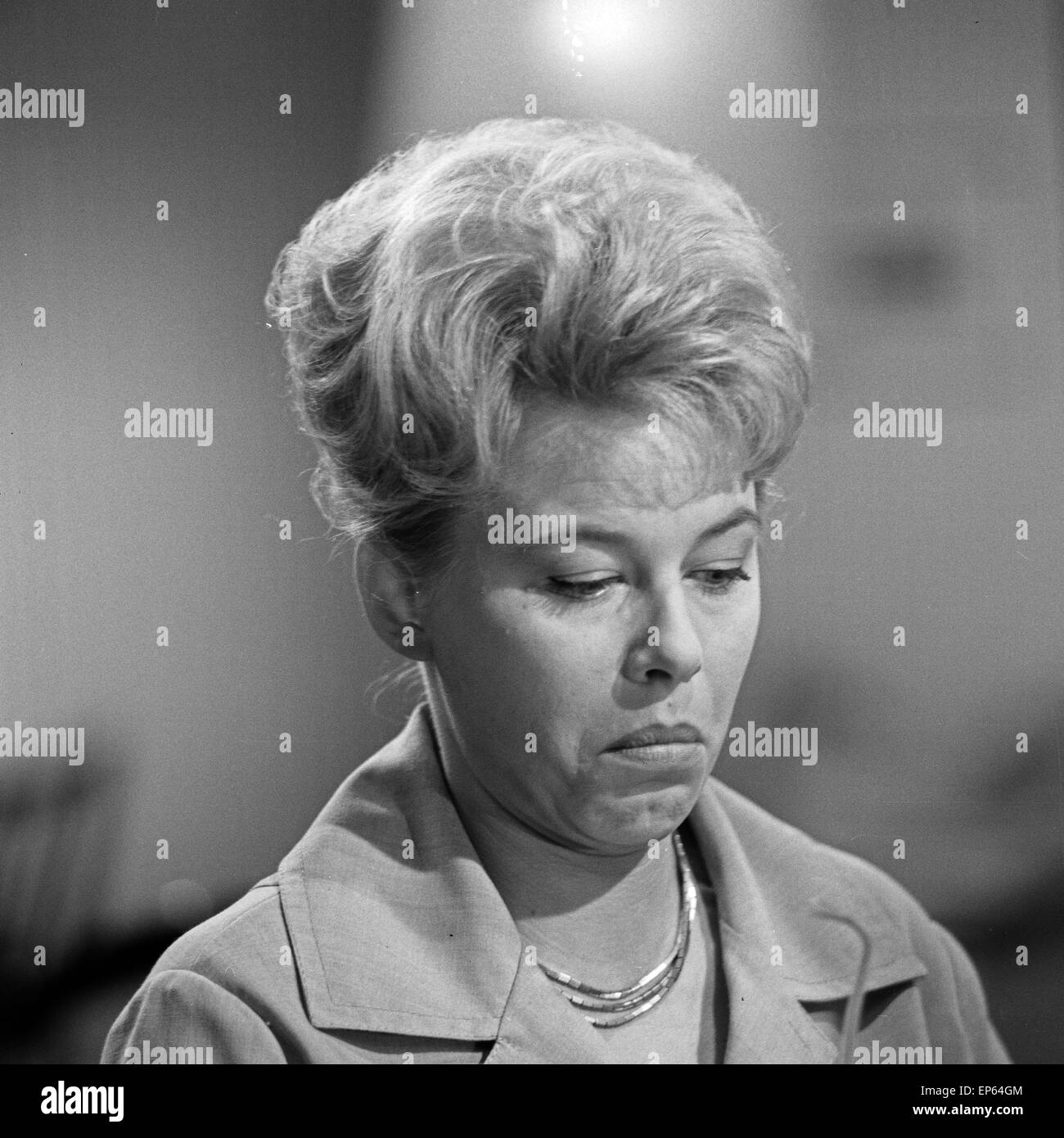 1960s woman sad Banque de photographies et d’images à haute résolution ...