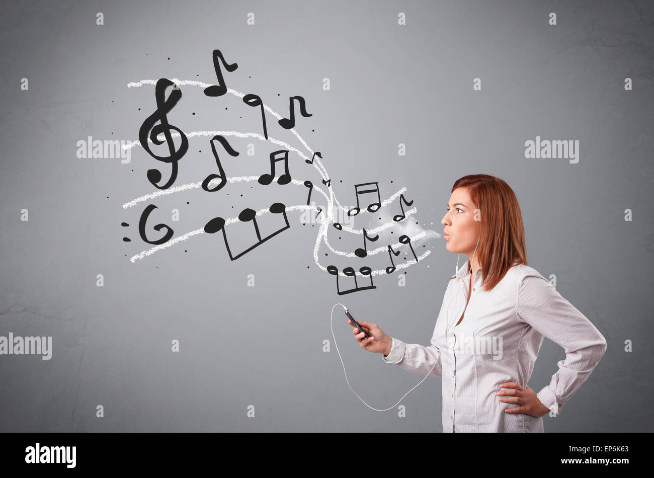 Jolie jeune femme chanter et écouter de la musique avec des notes de ...