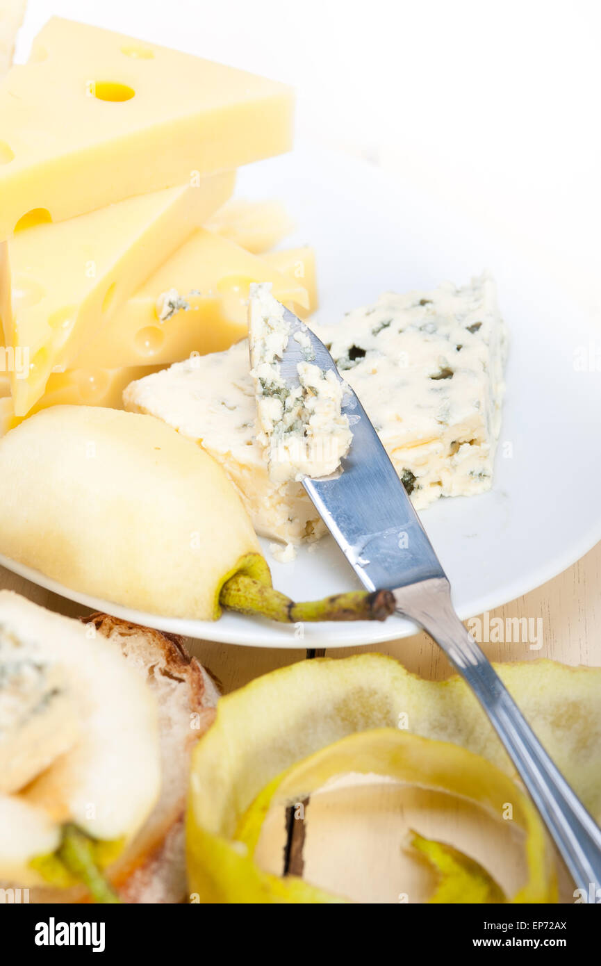 Sélection de différents fromages et les poires fraîches snack apéritif ...