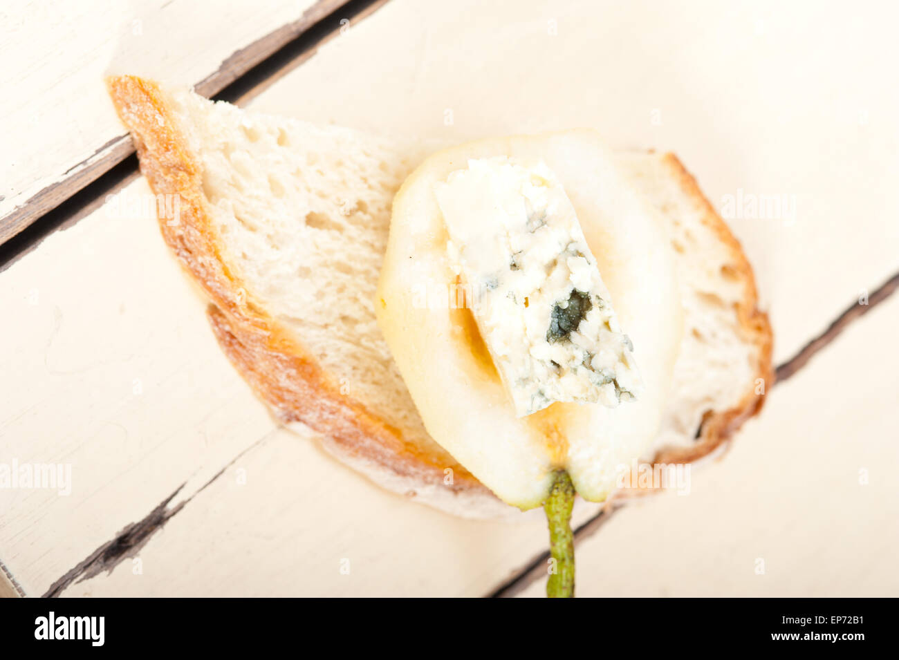 Sélection de différents fromages et les poires fraîches snack apéritif ...