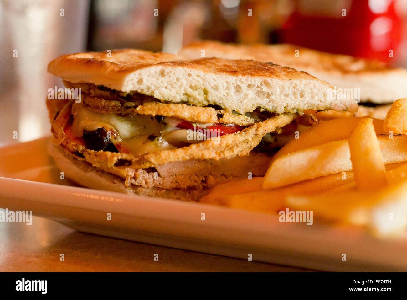 Poulet grillé et champignons portobello avec panini oignon croustillant ...