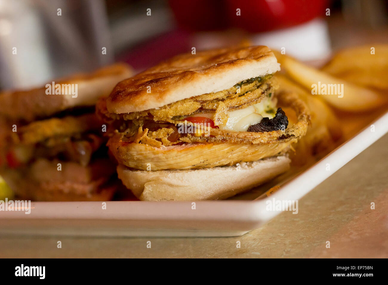 Poulet grillé et champignons portobello avec panini oignon croustillant ...