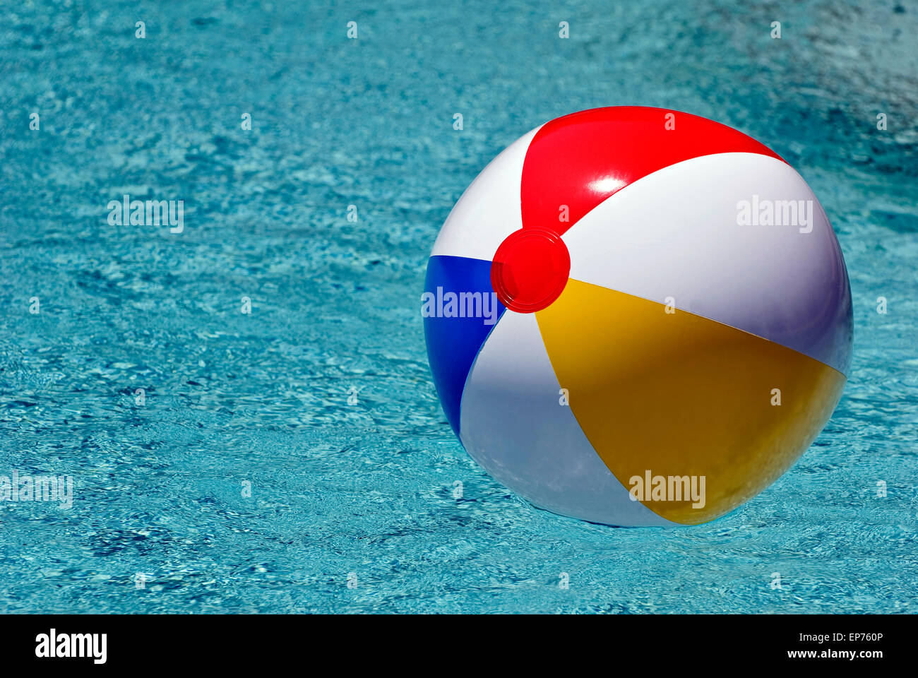 Ballon de plage de couleur vive Floating In swimming pool With Copy ...