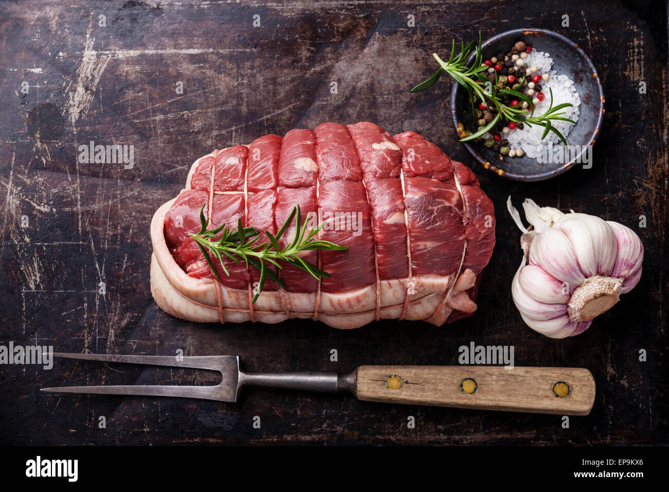 Raw roast beef Banque de photographies et d’images à haute résolution ...