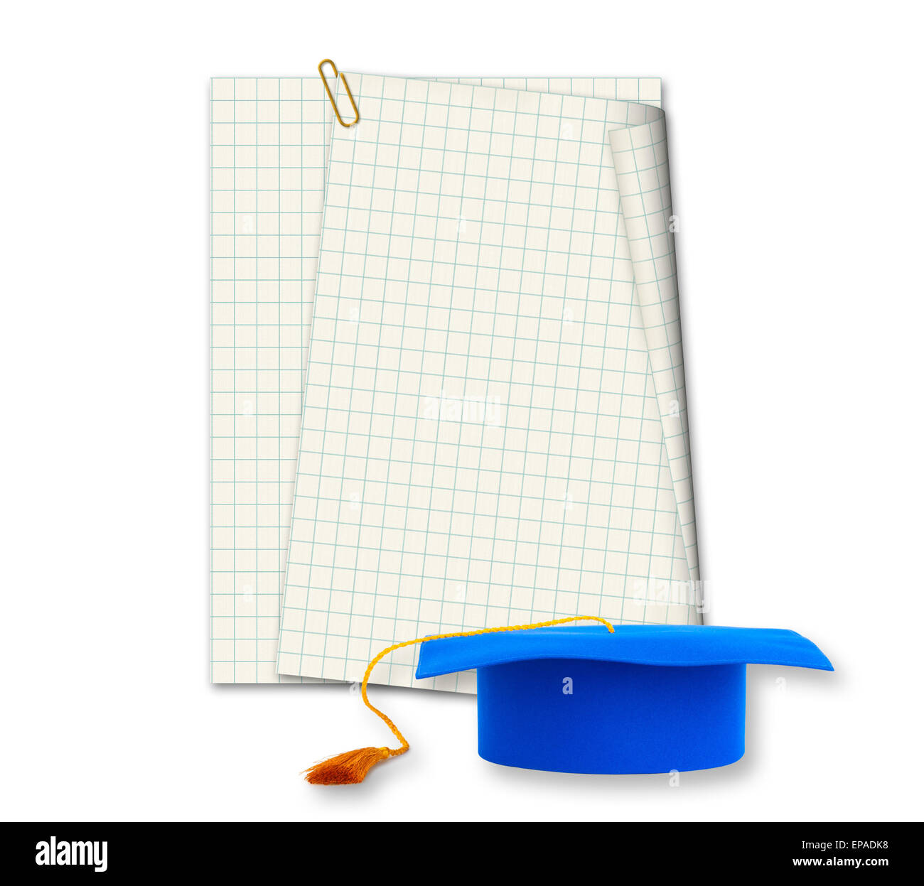 Conseil de mortier ou graduation cap avec feuille de papier isolé sur ...