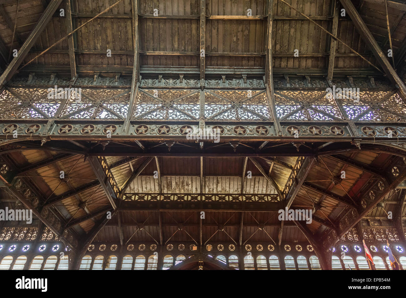 Détails de toiture en fer forgé, Mercado Central de Santiago, Chili ...