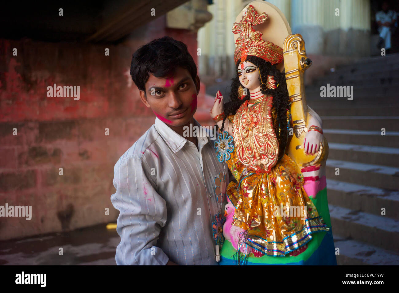 Homme portant une idole à Saraswati Puja à Babu Ghat, Kolkata, West ...