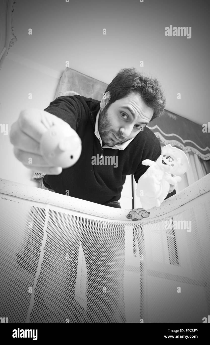 Papa moderne avec bébé dans la boîte tout en parlant au téléphone avec ...