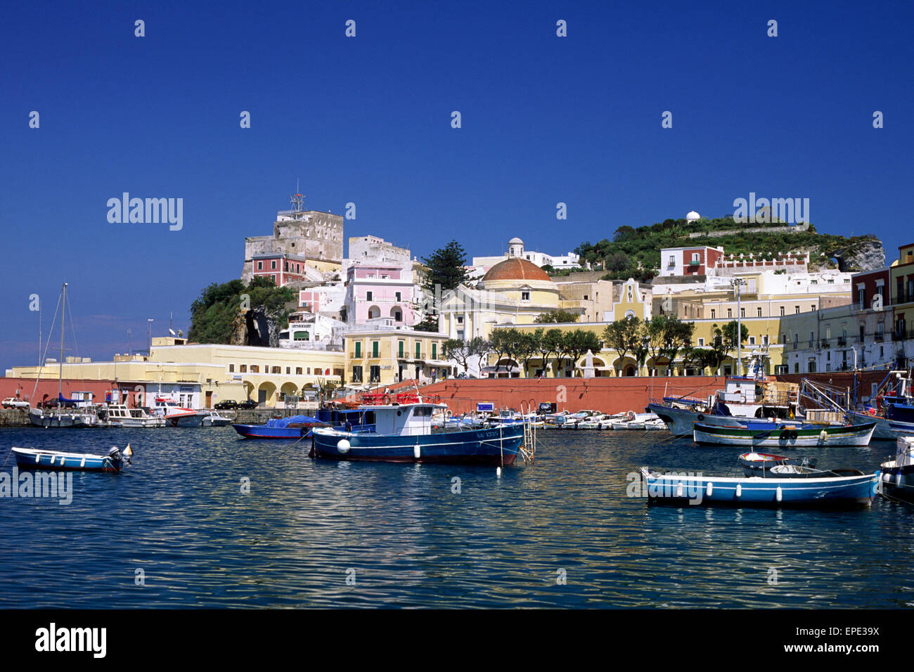 Italie, Latium, îles Pontines, île Ponza, port du village Photo Stock ...