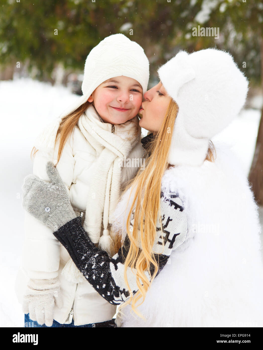 Jeune blonde Mère embrassant sa petite fille à l'extérieur Photo Stock ...