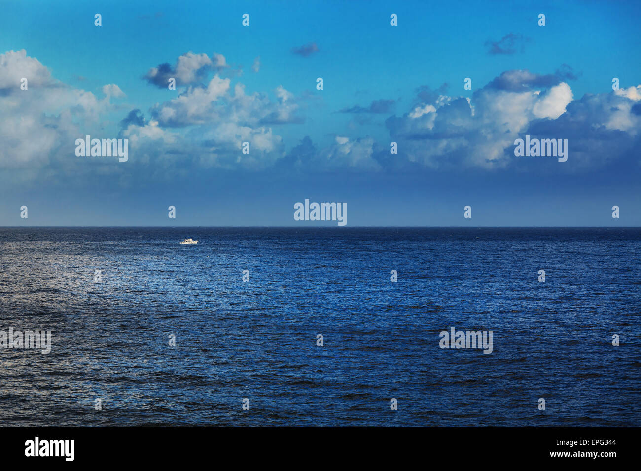 Bateau en mer calme Banque de photographies et d’images à haute ...