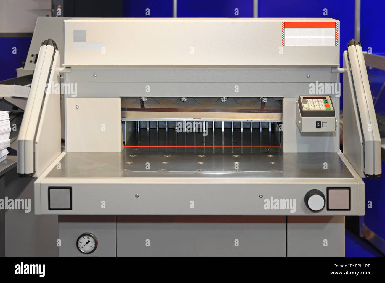 Machine automatique pour couper le papier Banque de photographies et d ...