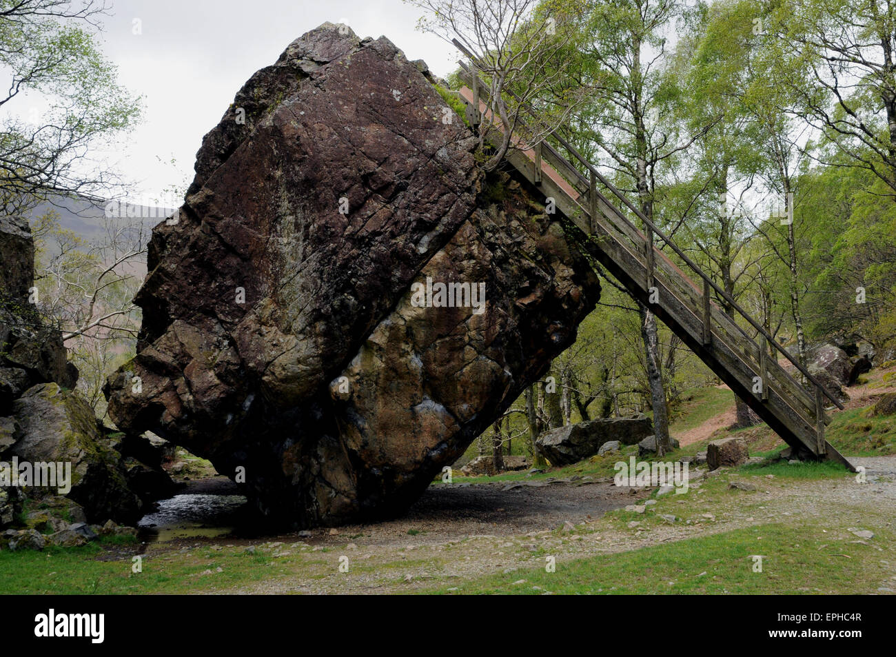L'Bowder Stone est assis en équilibre sur un coin dans une vallée à l ...