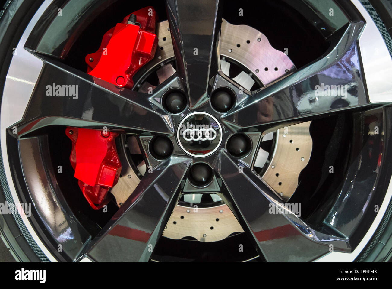 BERLIN - 02 MAI 2015 : Exposition. Roues et éléments du système de ...