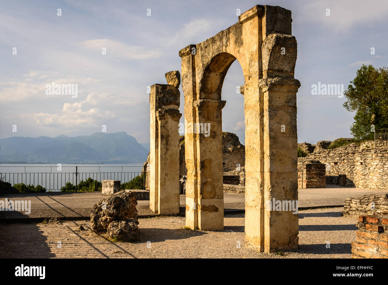 Grottes de Catulle,la villa romaine sait comme Catulliana Villa ou ...