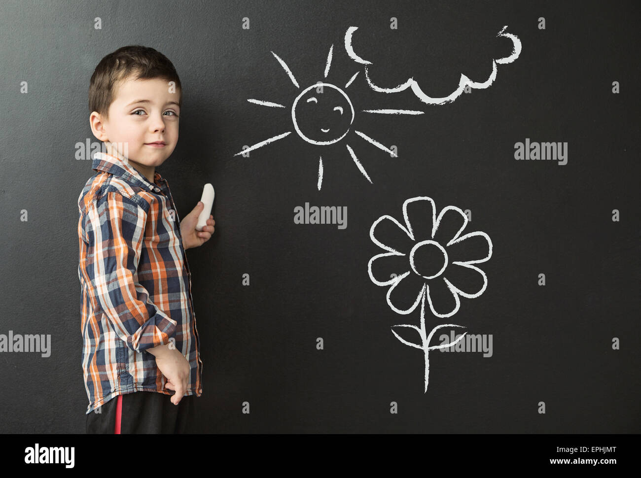 Petit garçon dessin sur le tableau noir Photo Stock - Alamy