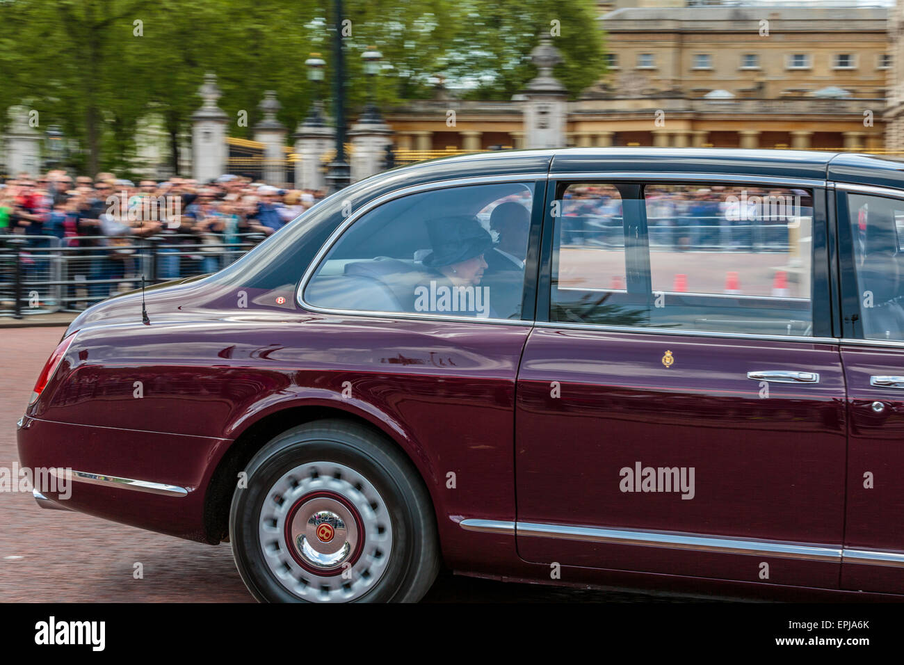 Buckingham palace queen bentley Banque de photographies et d’images à ...