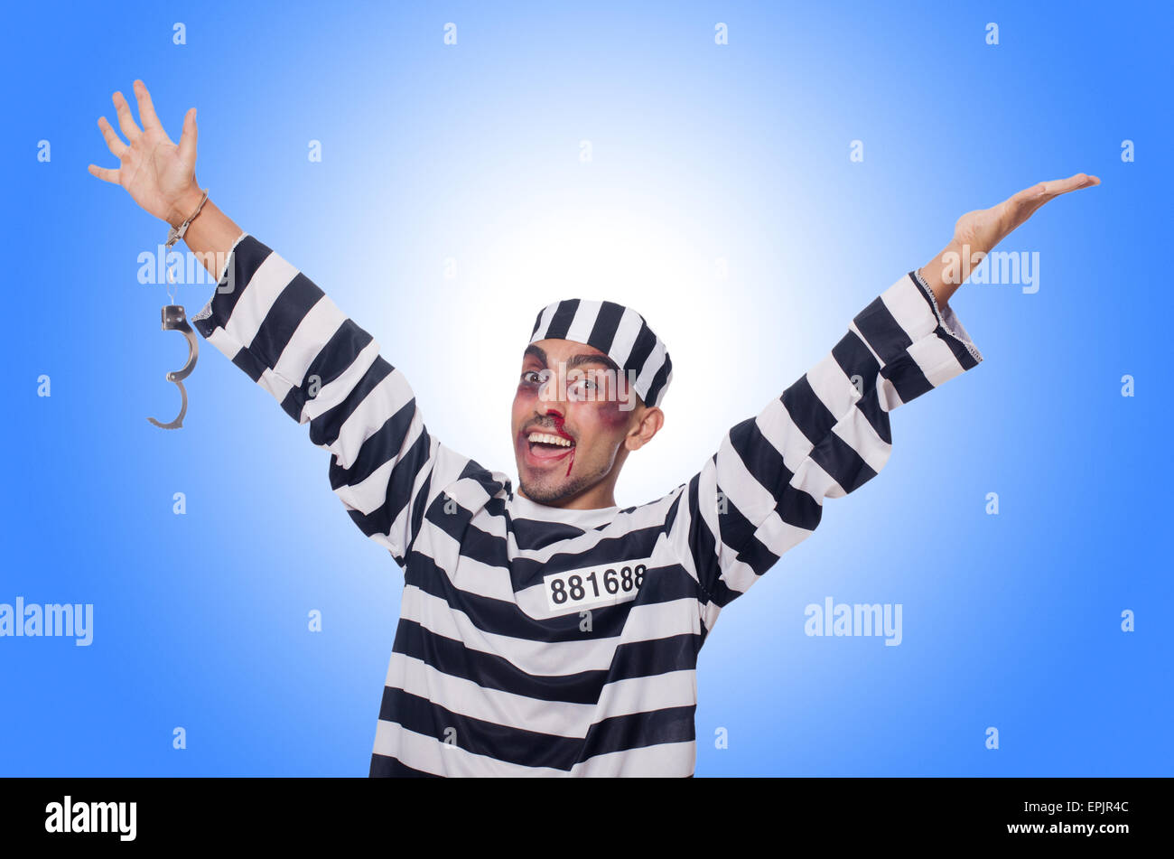 Prisonnier a fortement entamé avec des menottes Photo Stock - Alamy