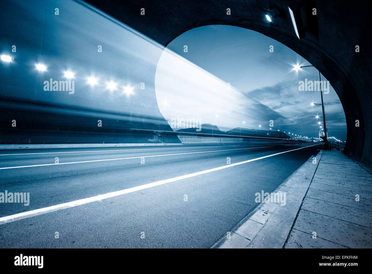 Through the tunnel Banque de photographies et d’images à haute résolution - Alamy