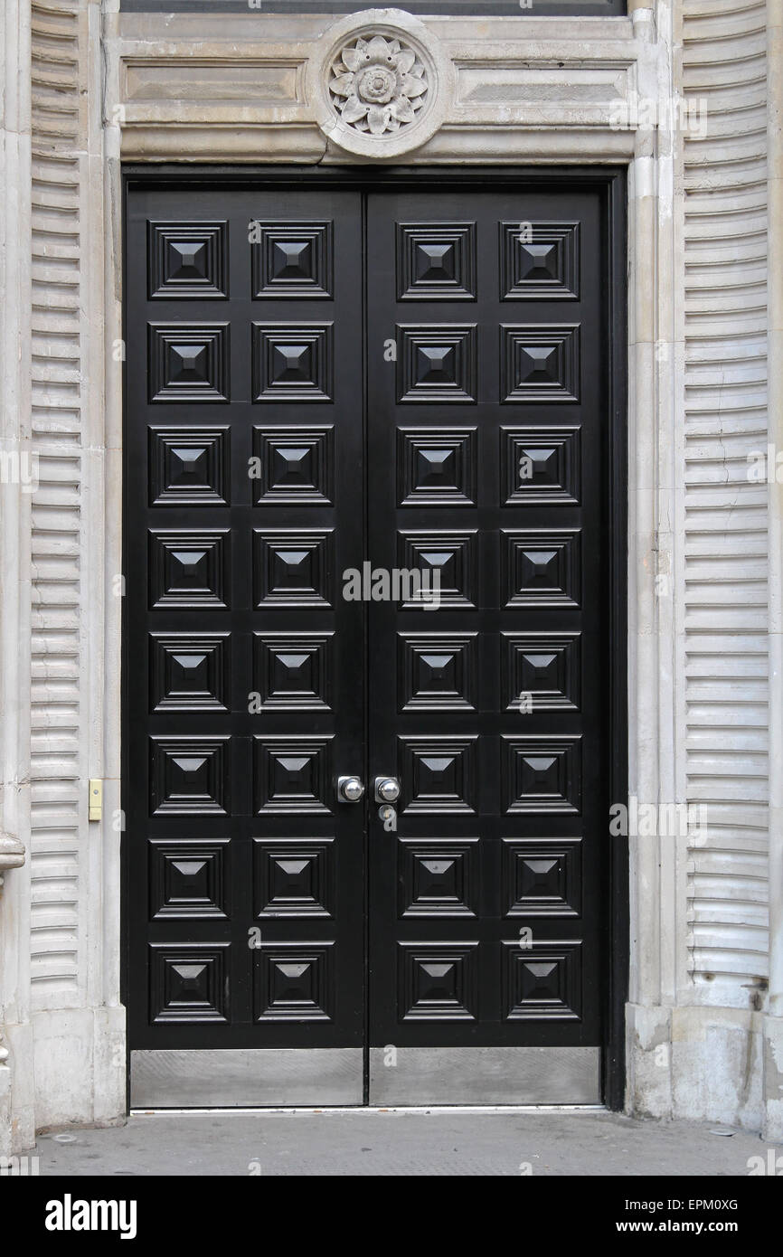 Porte noire Banque de photographies et d’images à haute résolution - Alamy