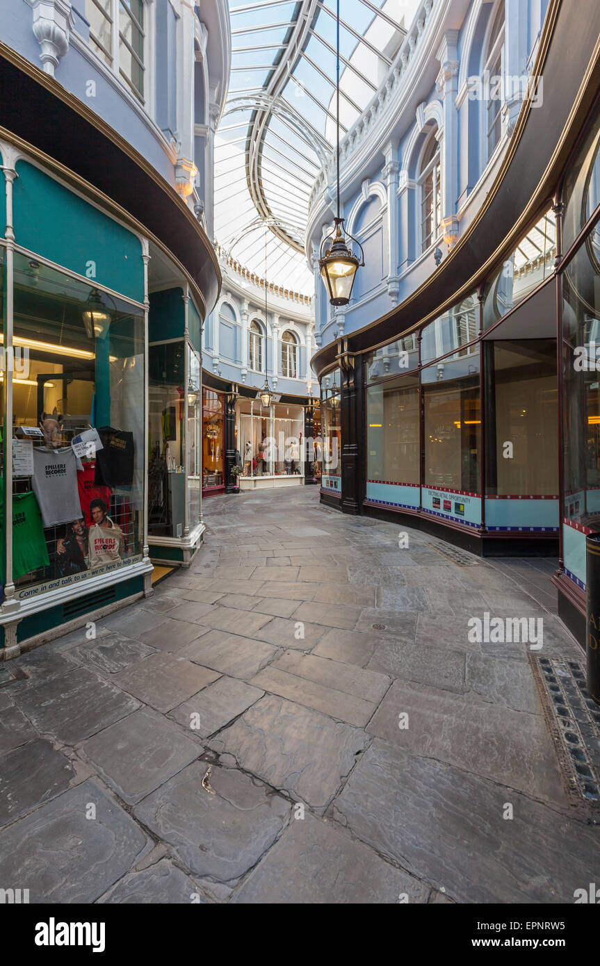 À l'intérieur du Cardiff Victorian Morgan's Arcade montrant la forme ...