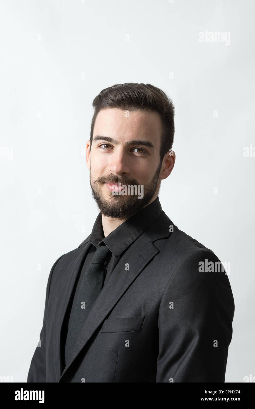 Smiling happy jeune homme élégant barbu en costume noir. Tête et ...