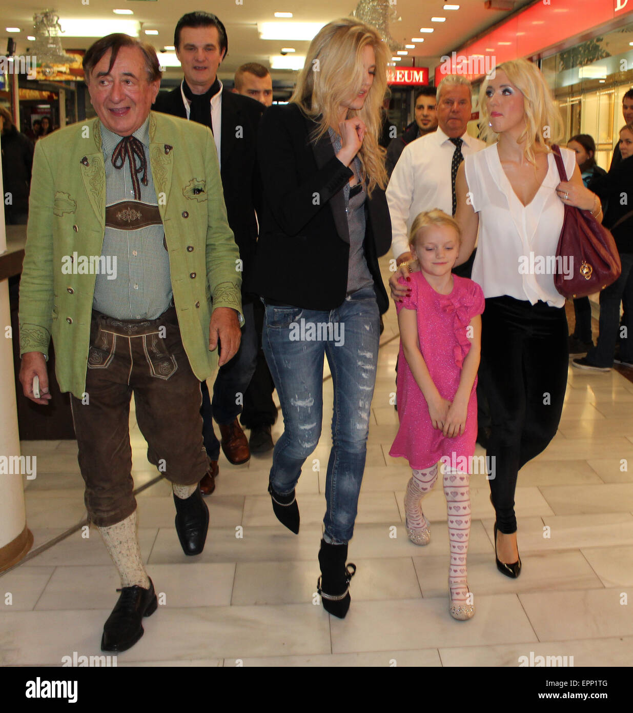 Larissa repéré avec son père dans le centre commercial Lugner City ...