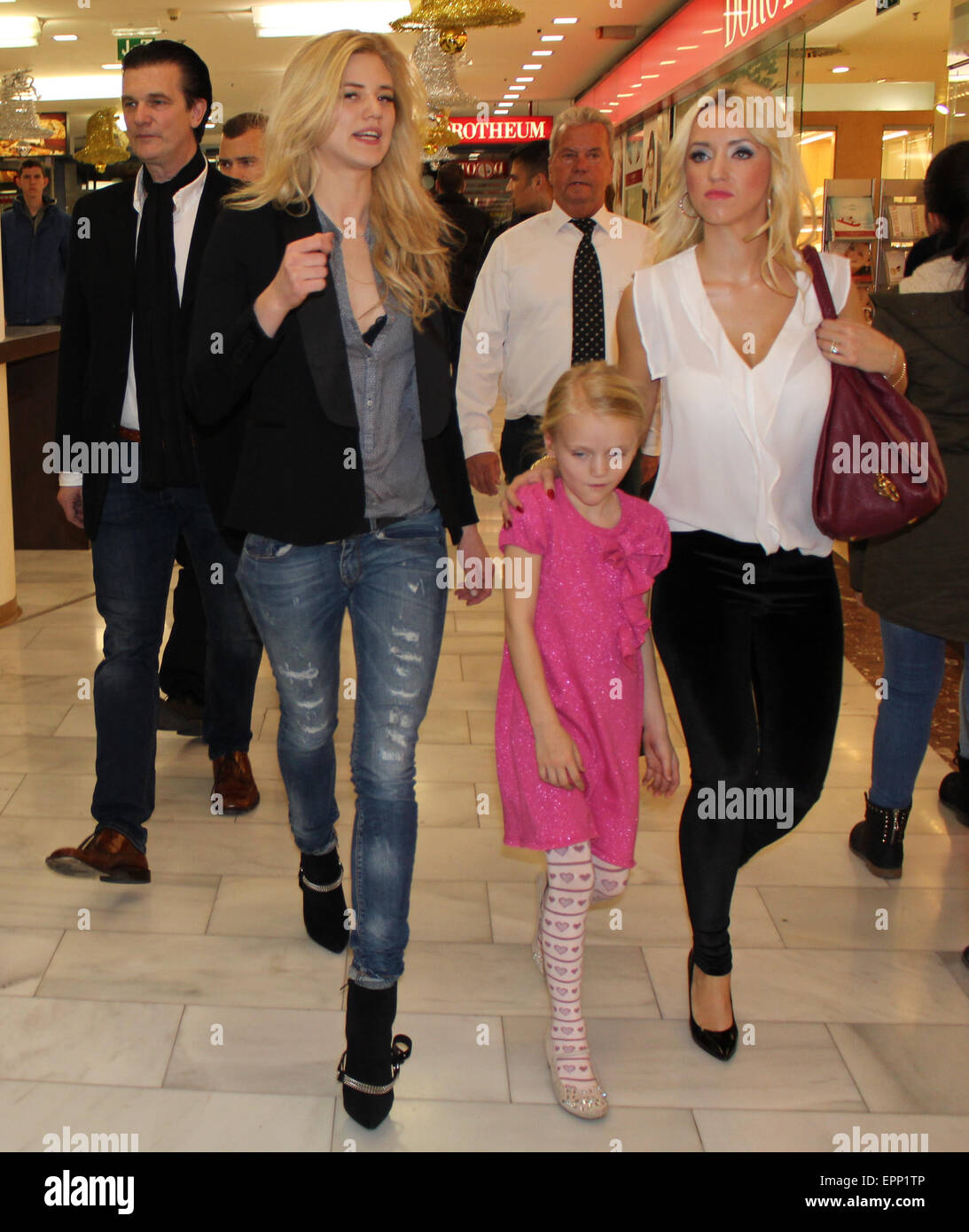 Larissa repéré avec son père dans le centre commercial Lugner City ...