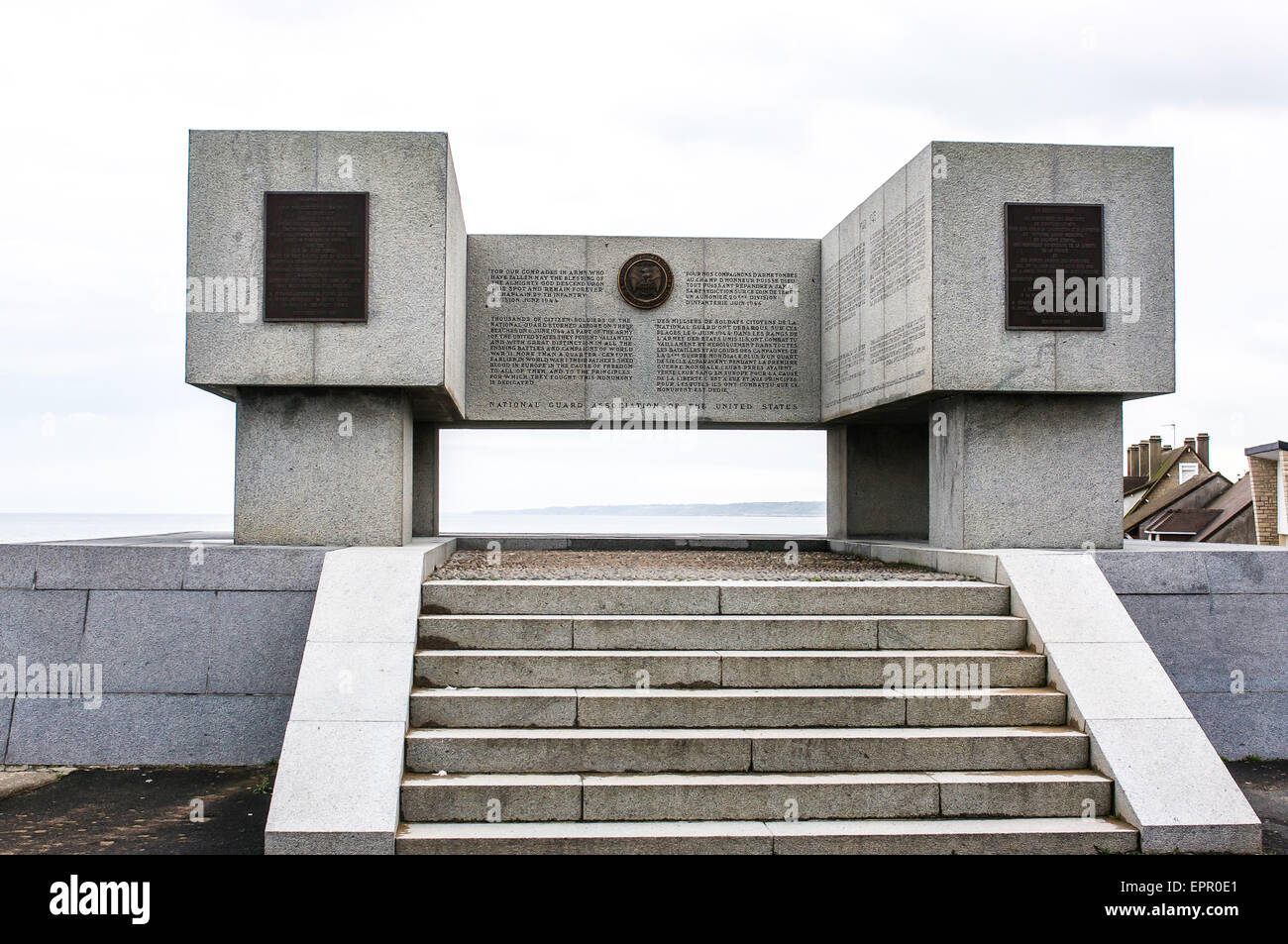 L'austère Monument Garde nationale à Omaha Beach en Normandie, France ...