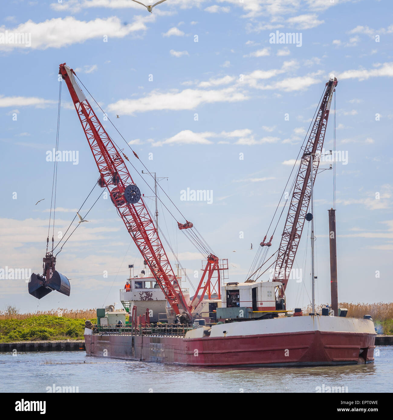 Marine navire remorqueur travaillant pour nettoyer un chenal de ...