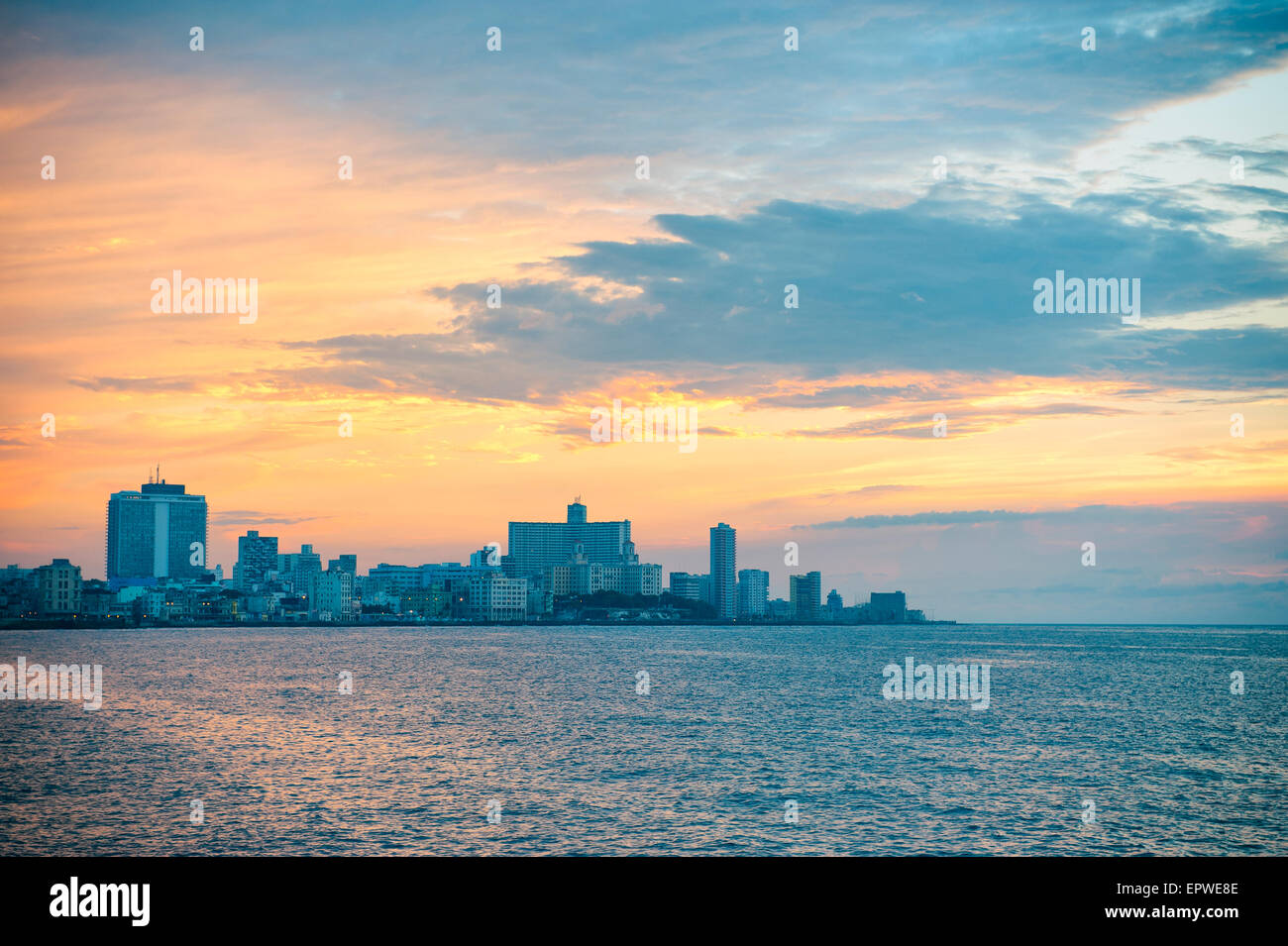 Cuba La Havane horizon coucher du soleil le long du Malecon front de ...