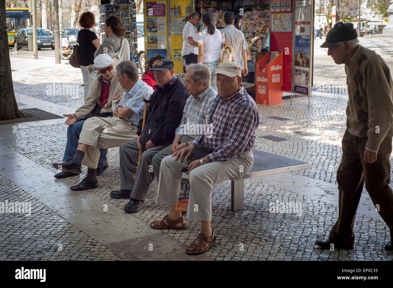Groupe Hommes Assis Parle Banc De Parc Banque De Photographies Et D