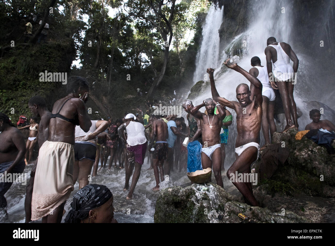 Festival vaudou en saut d'eau, en Haïti. Escalade de la cascade du Saut ...