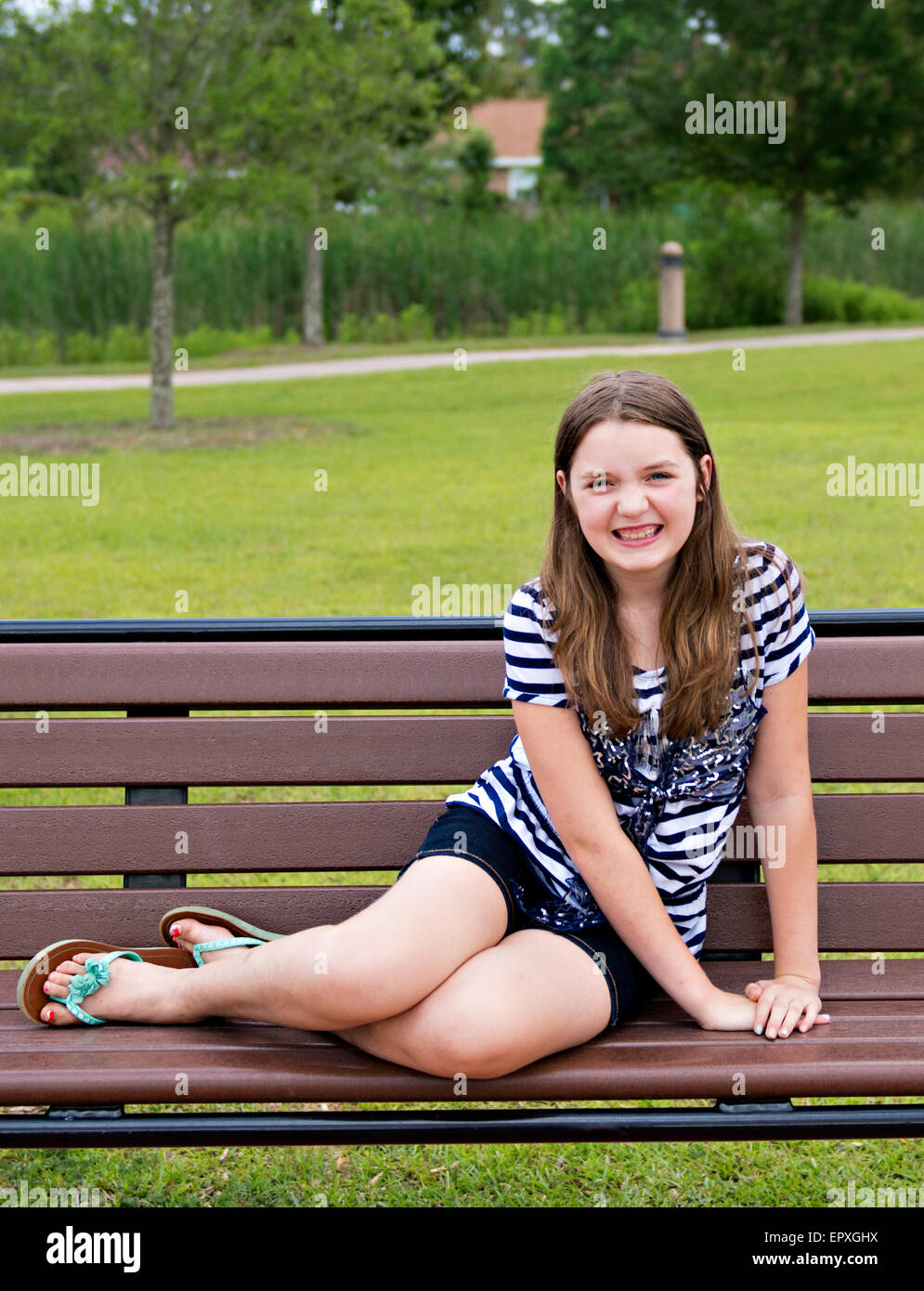 Teenage Girl Posing Pour Un Portrait à Un Parc Extérieur Photo Stock
