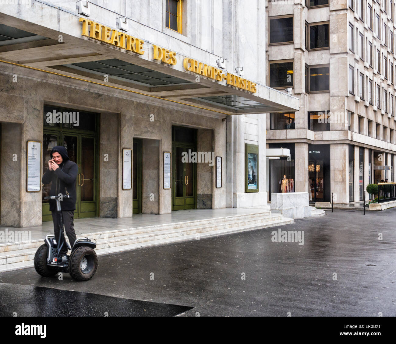 L'homme sur le Segway en face du Théâtre des Champs-Élysées et de l ...