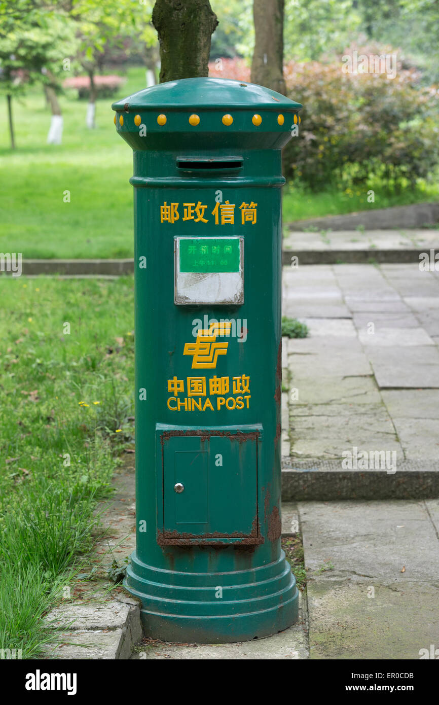 Green post box Banque de photographies et d’images à haute résolution ...