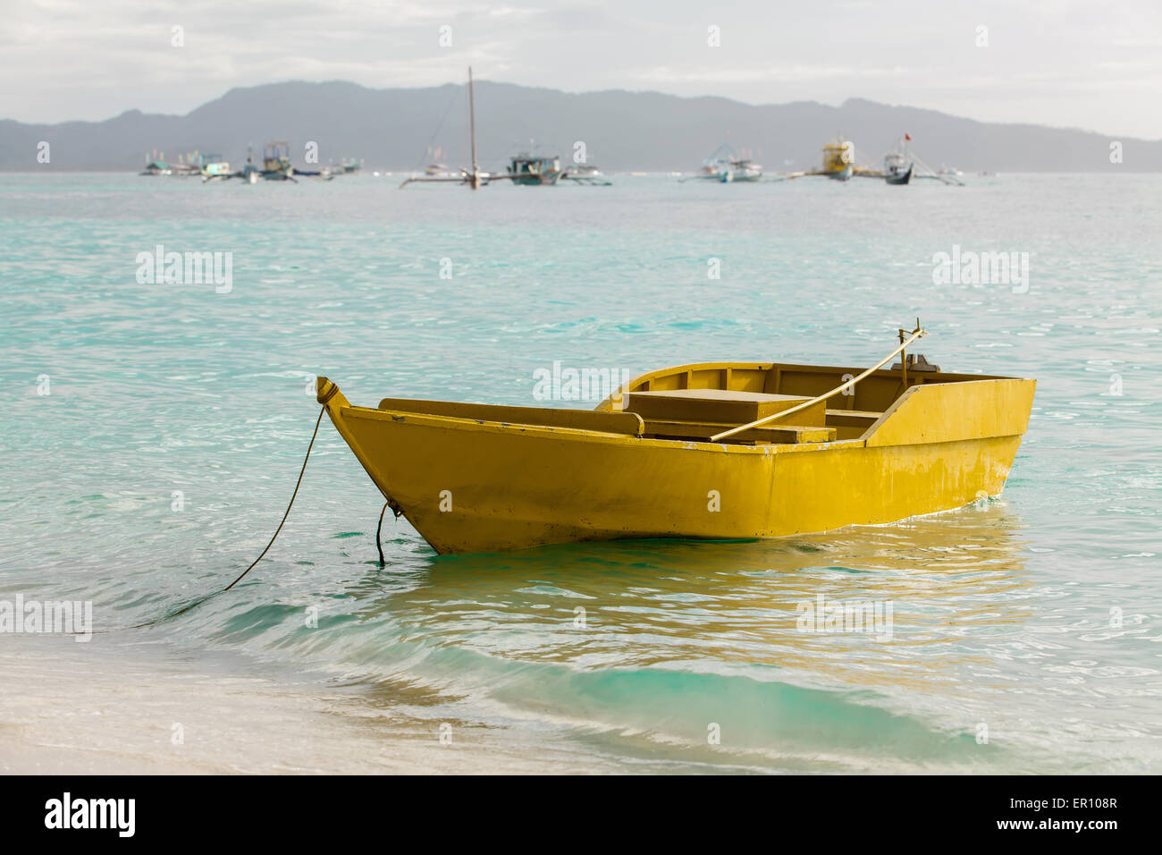 Bateau mer jaune Banque de photographies et d’images à haute résolution ...