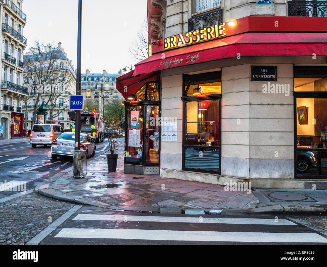 Solferino Cafe Brasserie extérieur sur coin de rue à Paris Photo Stock ...