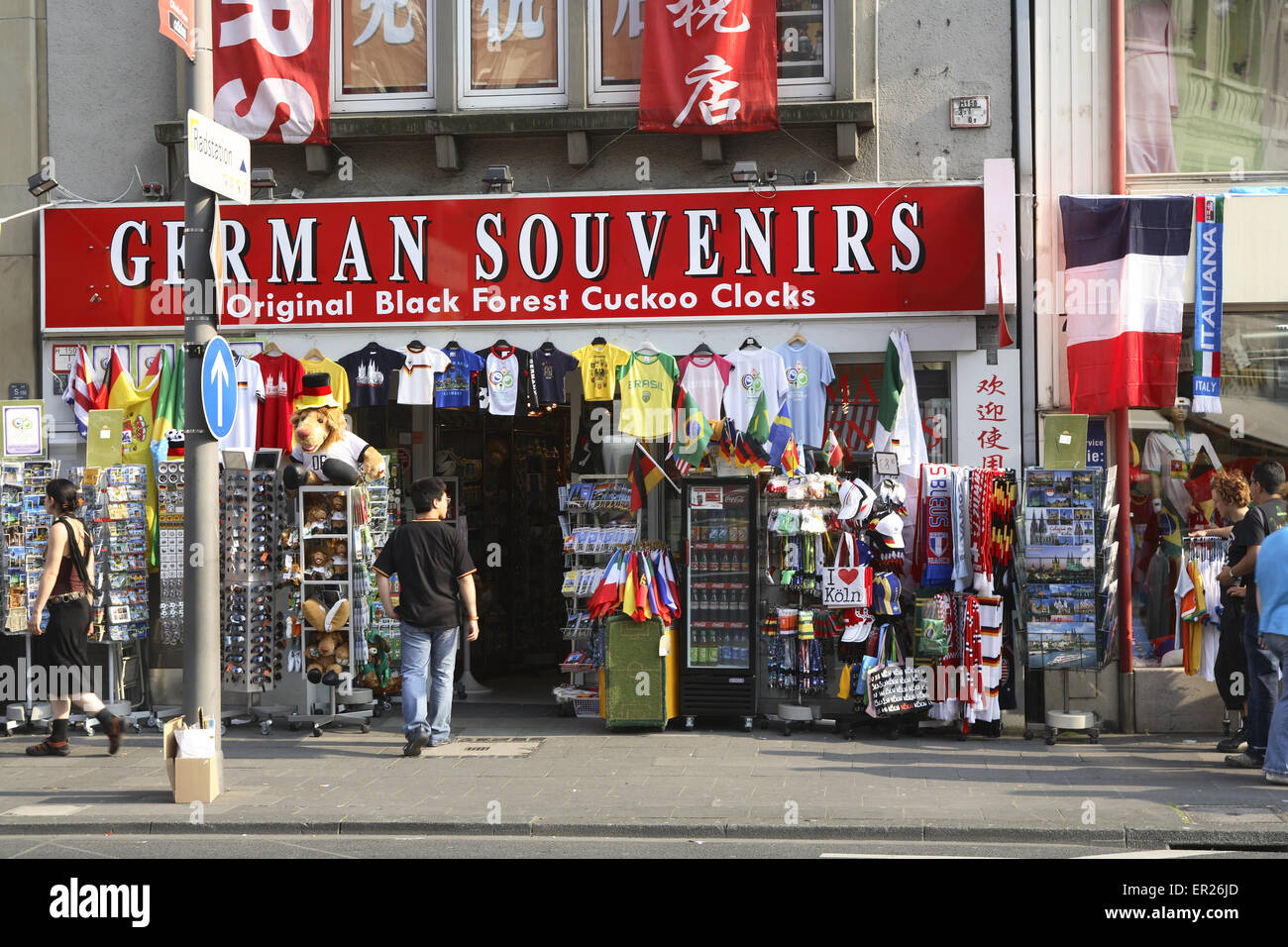 DEU, Allemagne, Cologne, une boutique de souvenirs avec des drapeaux et ...