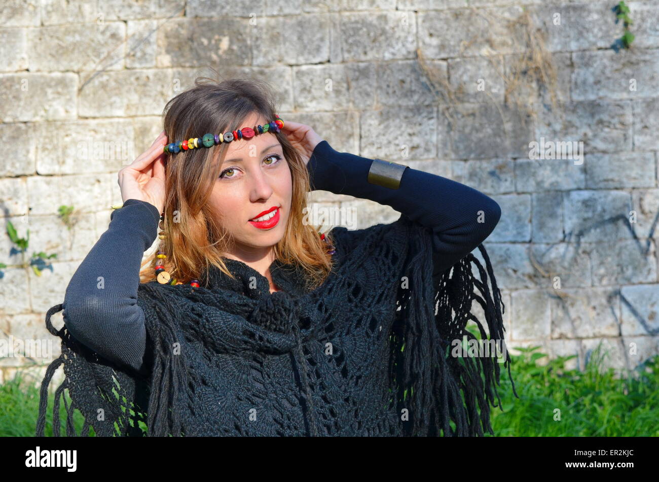 Jeune Fille Hippie Avec Colliers Colorés Autour De Sa Tête à L