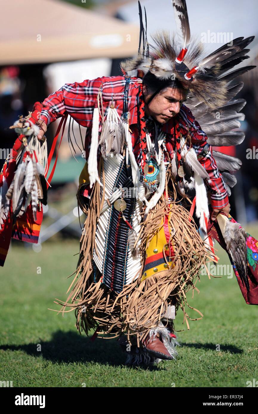 Habillés en costume de cérémonie traditionnelle Native American Johnny ...
