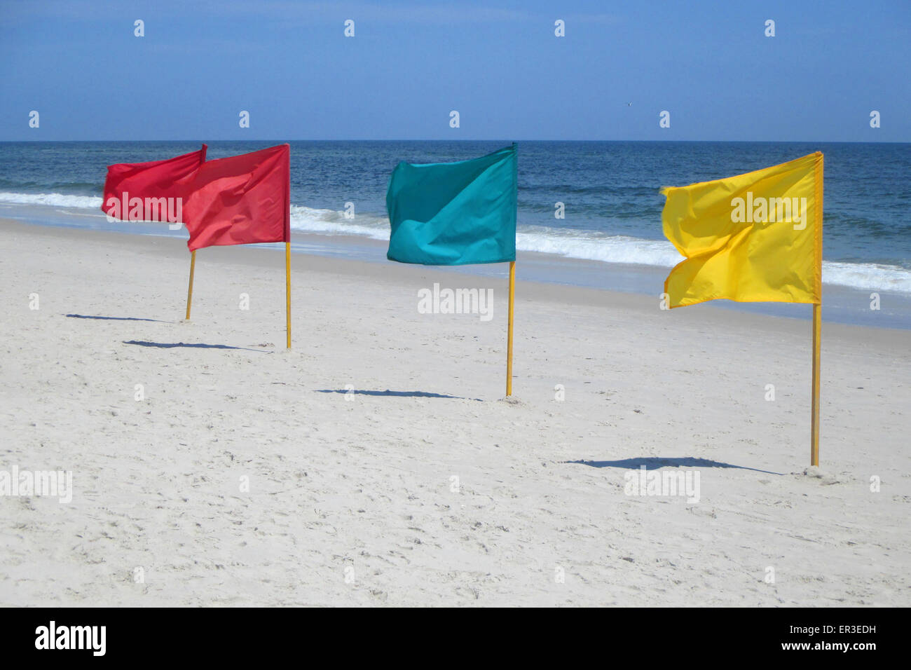 Drapeaux de plage rouges et jaunes Banque de photographies et d’images ...