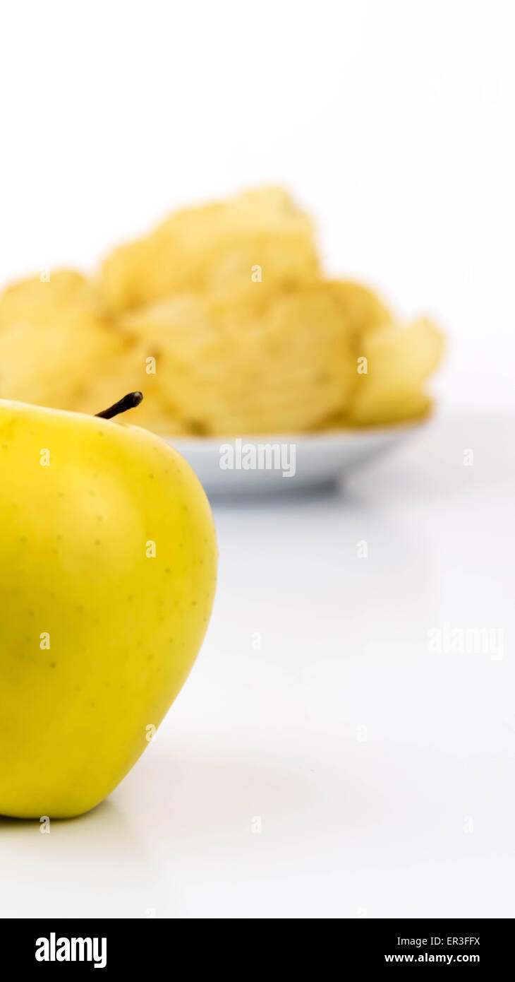 Apple vs jaune chips salées jaune - snack-décision entre aliments sains ...