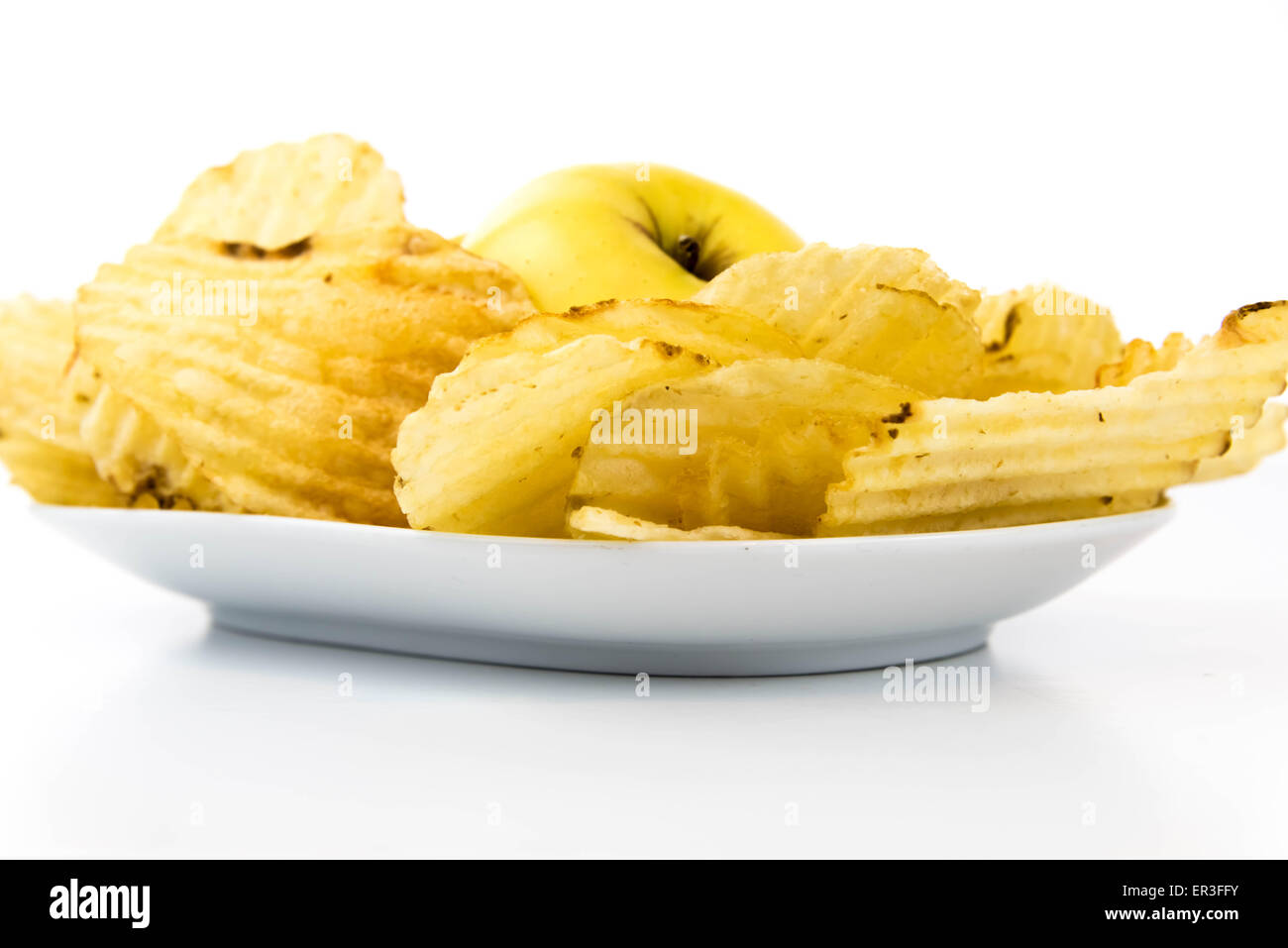 Apple vs jaune chips salées jaune - snack-décision entre aliments sains ...